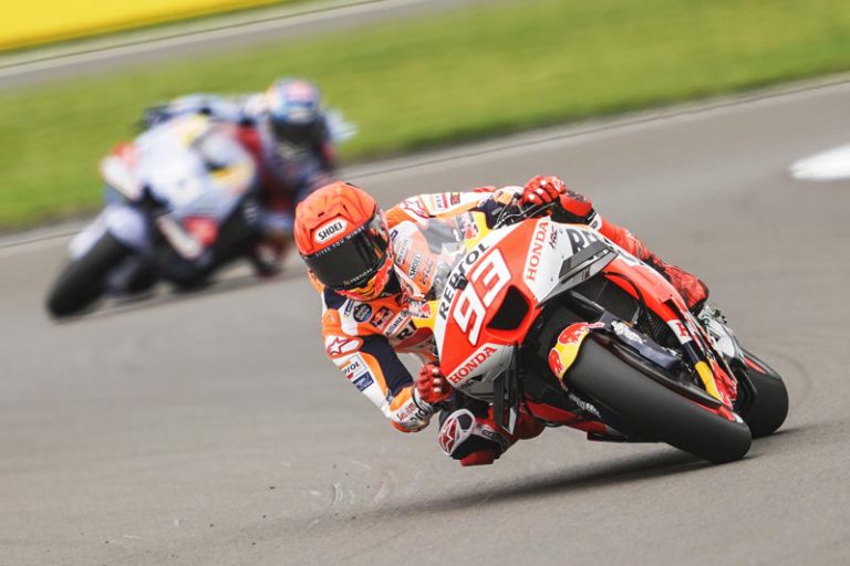 “ก้อง สมเกียรติ” ฝ่าฝนซิวกริดสตาร์ทแถว 5 ลุ้นล่าแต้ม โมโตทู สนามที่ 9 วันนี้ - MOTOWISH