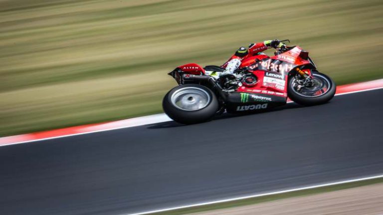 เอาช้างมาฉุดก็ไม่อยู่ “โทปรัค ราซกาตลิโอกลู” เร็วสุดซ้อมวันแรก WorldSBK ที่เช็ก - MOTOWISH